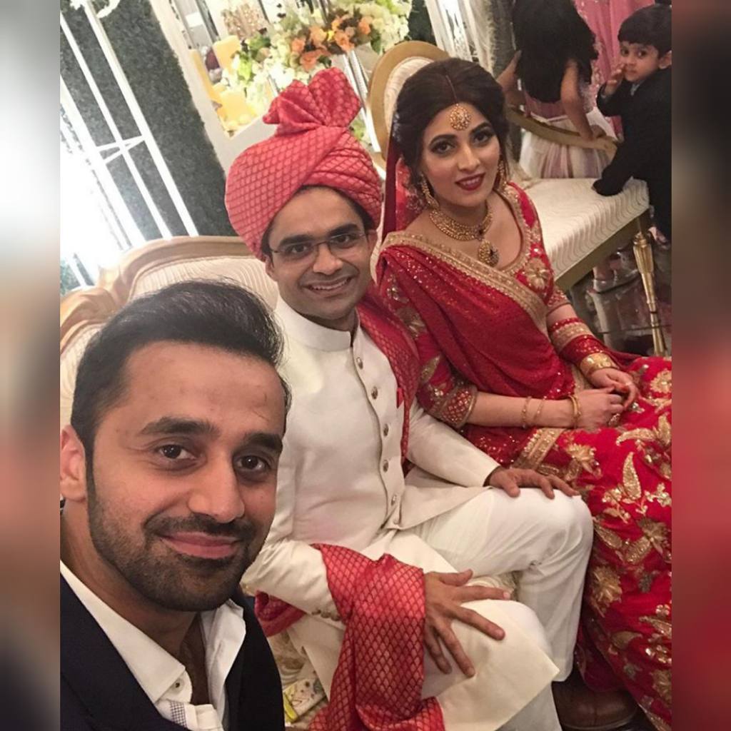 Anchor Shahzeb Khanzada with his Wife at Hum Showcase | Dailyinfotainment