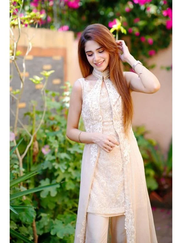 Famous Celebrities features in Nilofer Shahid's Meeras Eid Collection ...