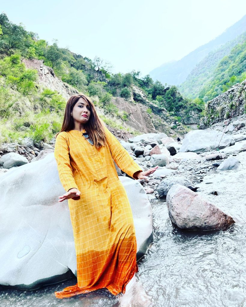 Beenish Raja - Diva Flaunts Baby Bump in Recent Glimpses ...