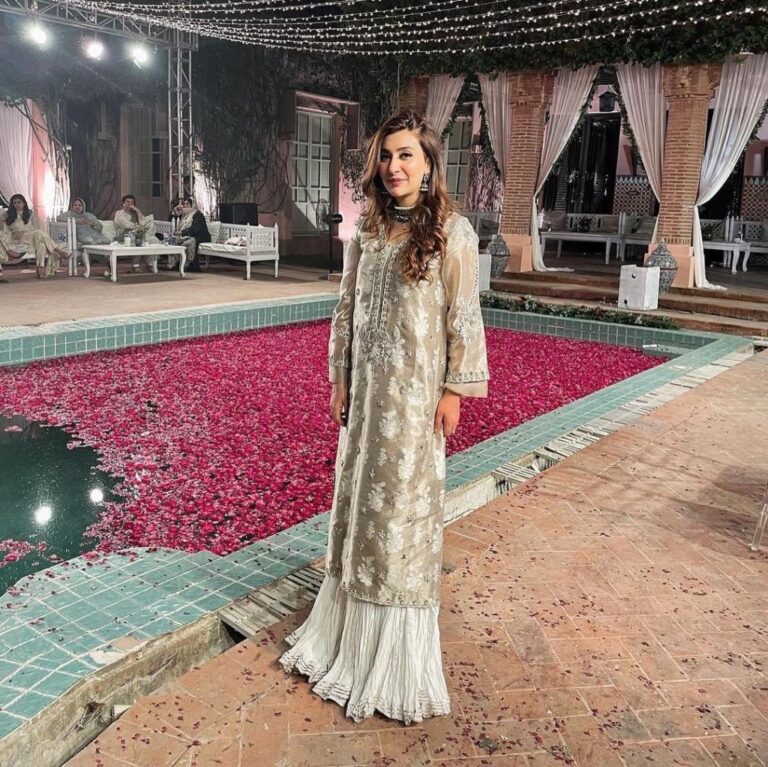 Aisha Khan spotted at a Wedding with Daughter | Dailyinfotainment